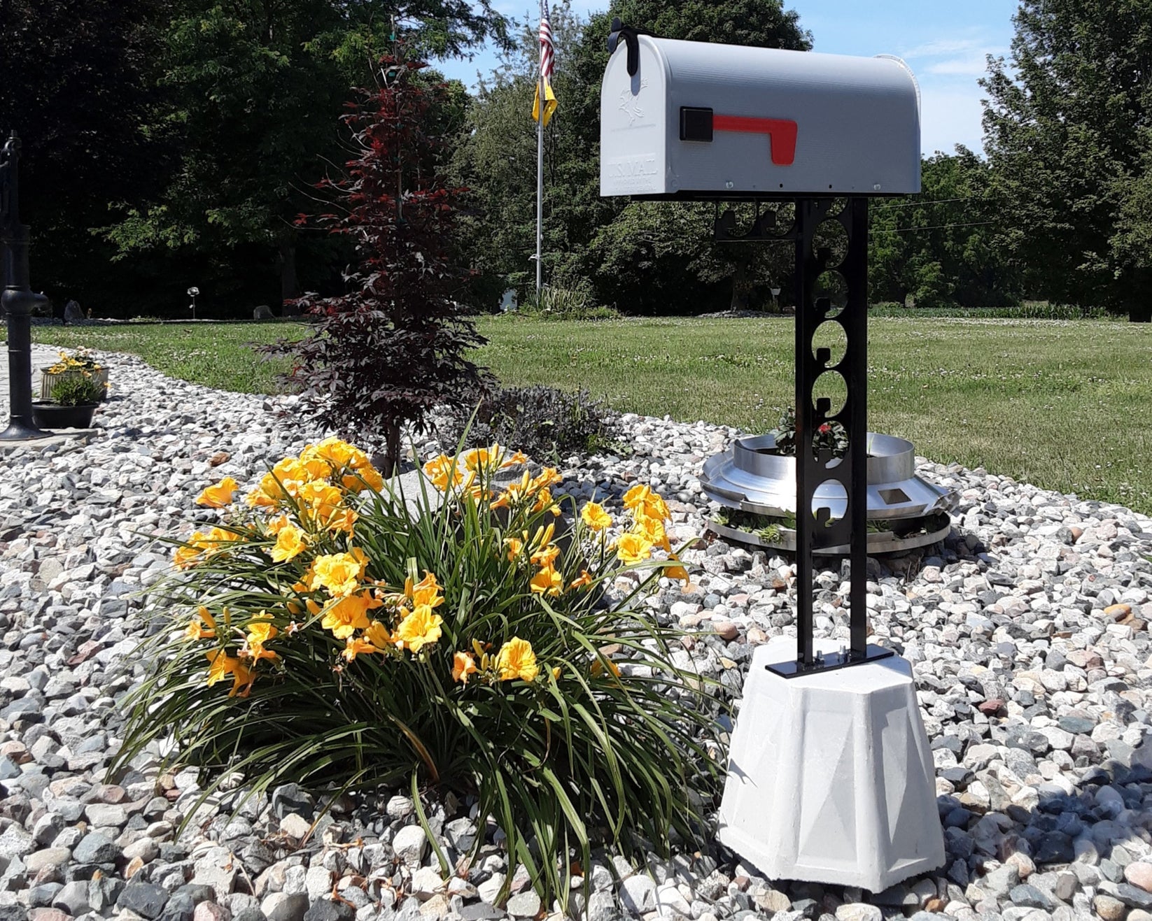 Concreate Base Standard Freestanding Mailbox – R&R Manufacturing